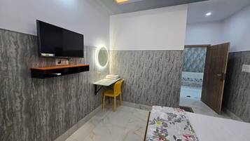 Quarto luxo | Escrivaninha, espaço de trabalho para notebook, Wi-Fi de cortesia