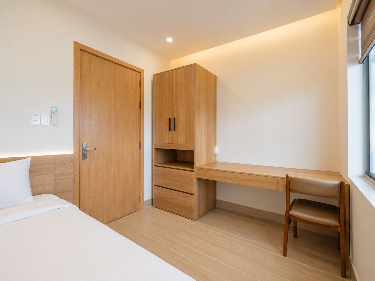 Quarto com cama, escrivaninha, cadeira e guarda-roupa.