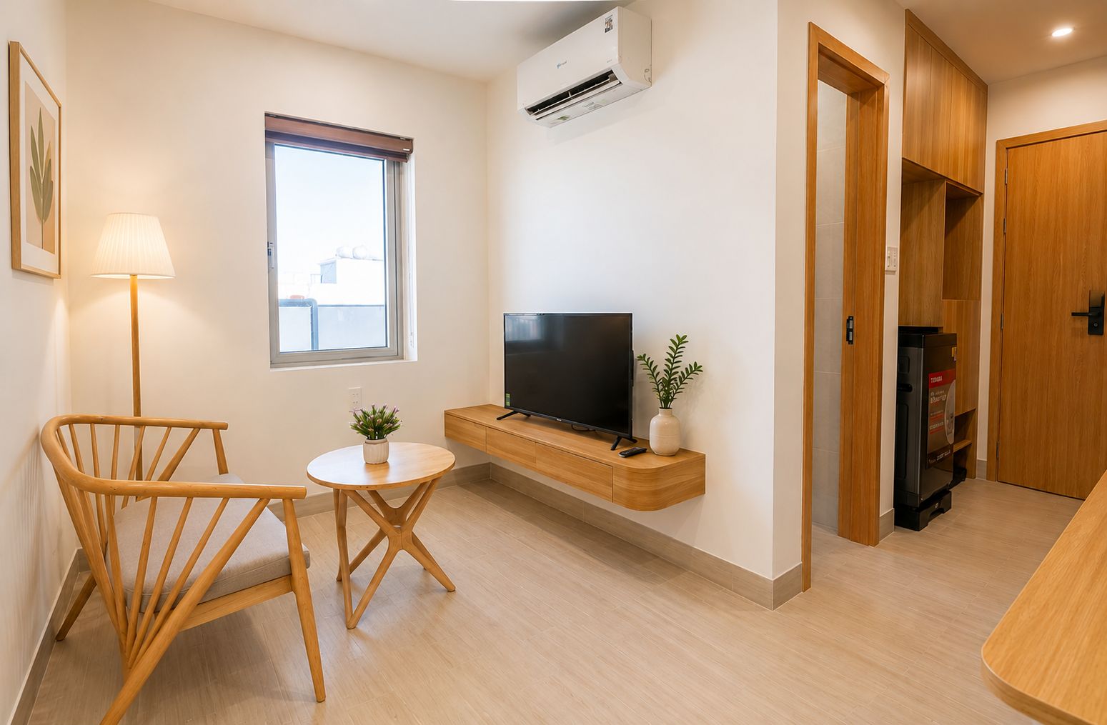 Uma sala de estar moderna com uma TV, uma mesinha, uma cadeira e uma planta.