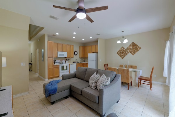Resort Pool, Lanai! Family Retreat Near Disney - Kissimmee, FL