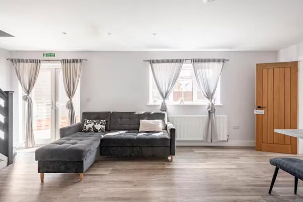 House Sleeps 8 With Hot Tub And Parking - Colchester