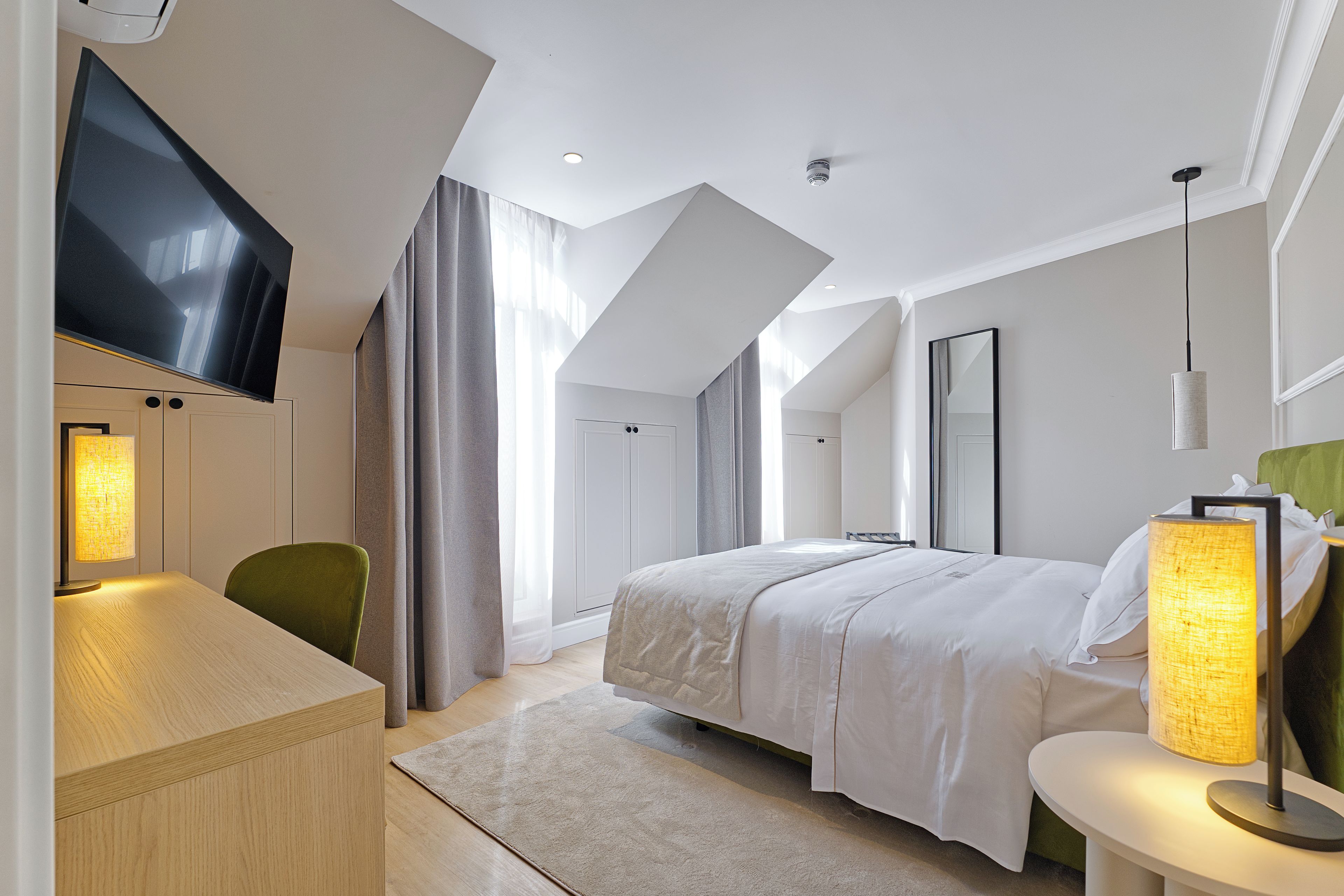Apartamento, 3 quartos | Cofre com capacidade para portátil, secretária, ferro/tábua de engomar 