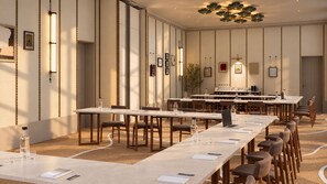 Sala de conferência com mesas compridas, cadeiras e um lustre moderno.