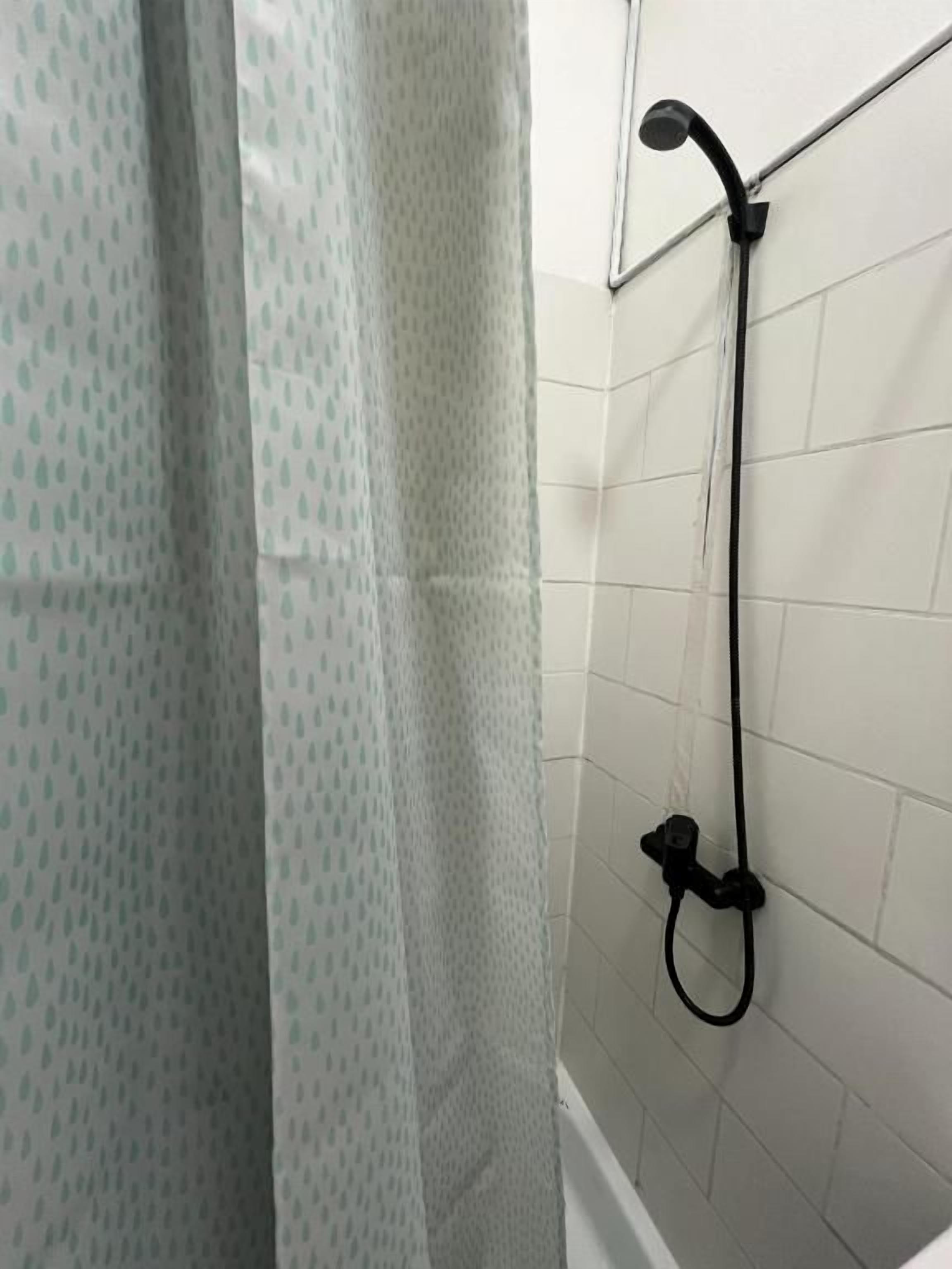 Um polibã, um secador de cabelo (mediante pedido), toalhas fornecidas 