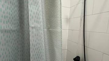 Um polibã, um secador de cabelo (mediante pedido), toalhas fornecidas