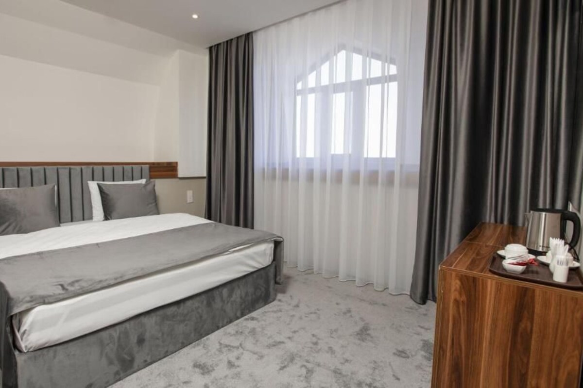 Quarto Duplo, Vista para a cidade | Secretária adequada para computadores portáteis, quartos insonorizados 