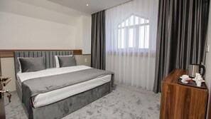 Quarto Duplo, Vista para a cidade | Secretária adequada para computadores portáteis, quartos insonorizados 