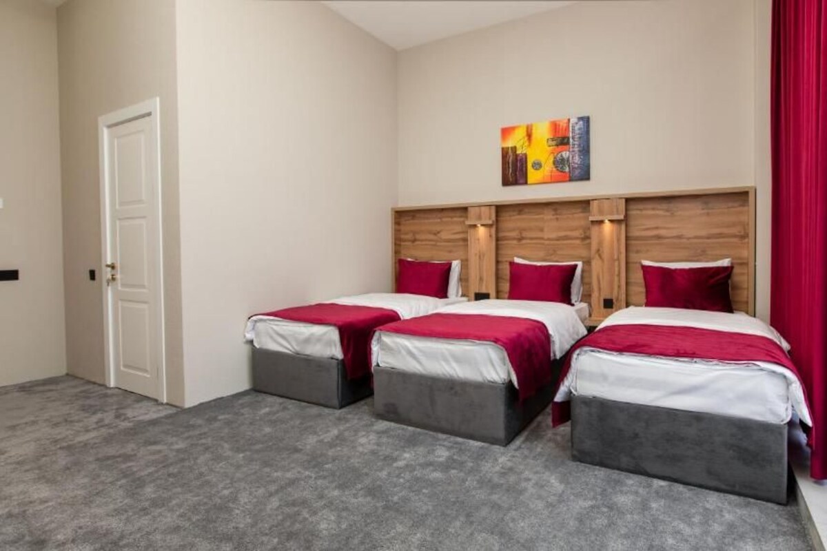 Quarto Triplo Deluxe, Vista para a cidade | Secretária adequada para computadores portáteis, quartos insonorizados 