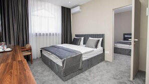 Quarto Familiar, Vista para a cidade | Secretária adequada para computadores portáteis, quartos insonorizados 