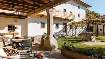 Vila tradicional, vista para o jardim | Opções para refeição ao ar livre