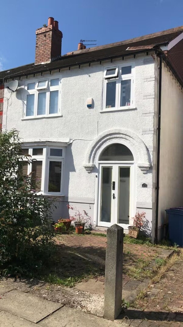 House Sleeps 6 With Enclosed Garden - Liverpool