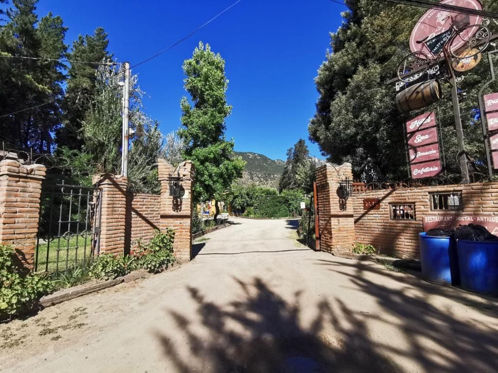Uma entrada com portão para uma propriedade, com um caminho bem definido que leva a um edifício.