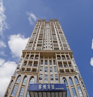 Um edifício alto de hotel com uma placa indicando 'Bonnour Hotel'.