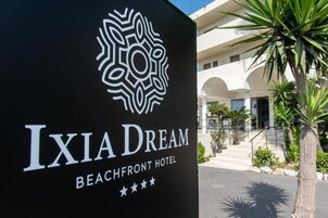 Placa indicativa do Ixia Dream Beachfront Hotel, com logotipo e nome.