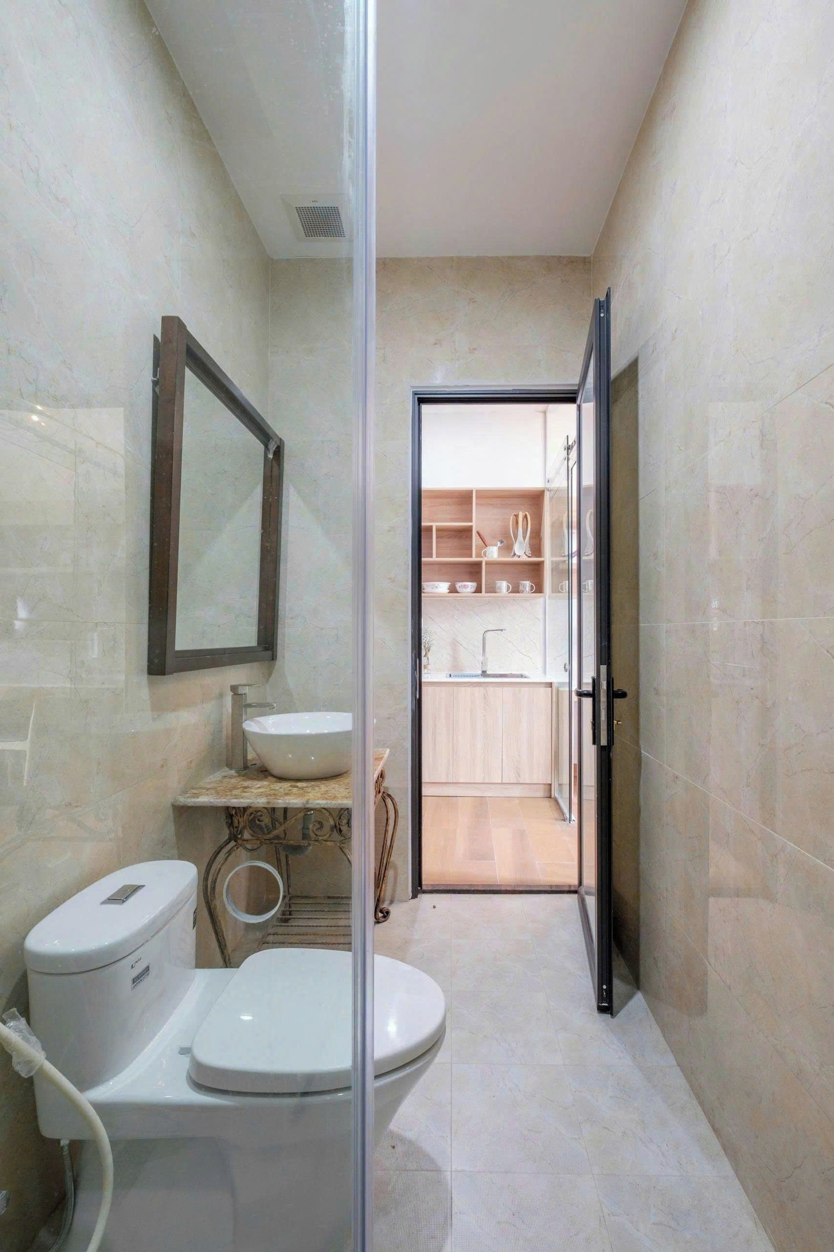 Uma casa de banho moderna com sanita, lavatório e zona de duche.