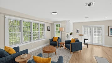 Uma sala de estar moderna com um sofá, uma mesa de centro e uma luminária.