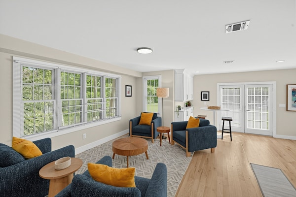 Enjoy Quiet Nights With A Fireplace In Bellport 3 Bedroom Home - Medford, NY