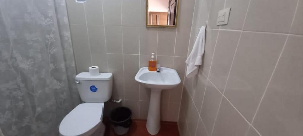Um banheiro pequeno com vaso sanitário, pia e espelho.