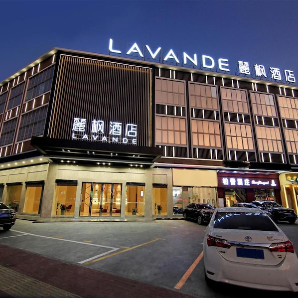 Um hotel com uma placa de destaque exibindo 'LAVANDE' e 'LAVANDE HOTEL' em inglês e chinês.