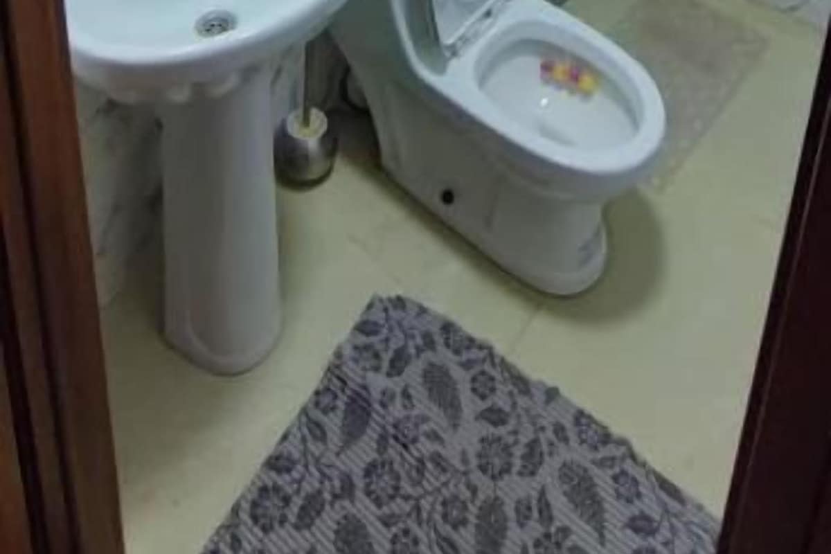 Um banheiro com pia, vaso sanitário e chuveiro.