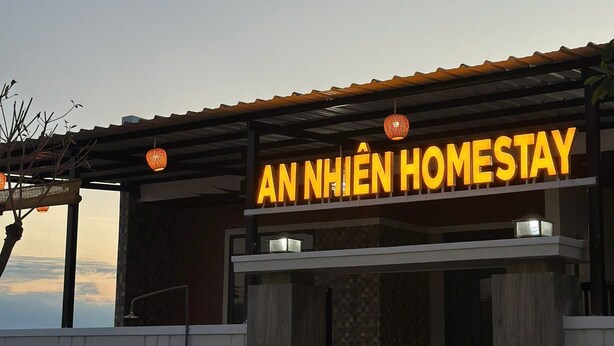 Um edifício com uma placa que diz 'AN NHIEN HOMESTAY'.