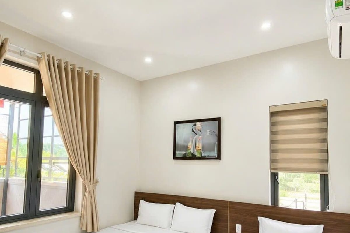 Quarto Quádruplo Standard, vista para o pátio | Secretária, Wi-fi grátis 