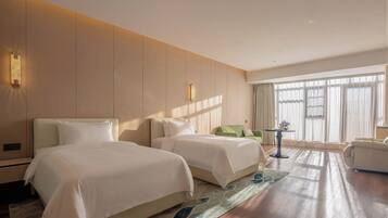Quarto duplo com design assinado, vista para o jardim | Cortinas blackout, Wi-Fi de cortesia