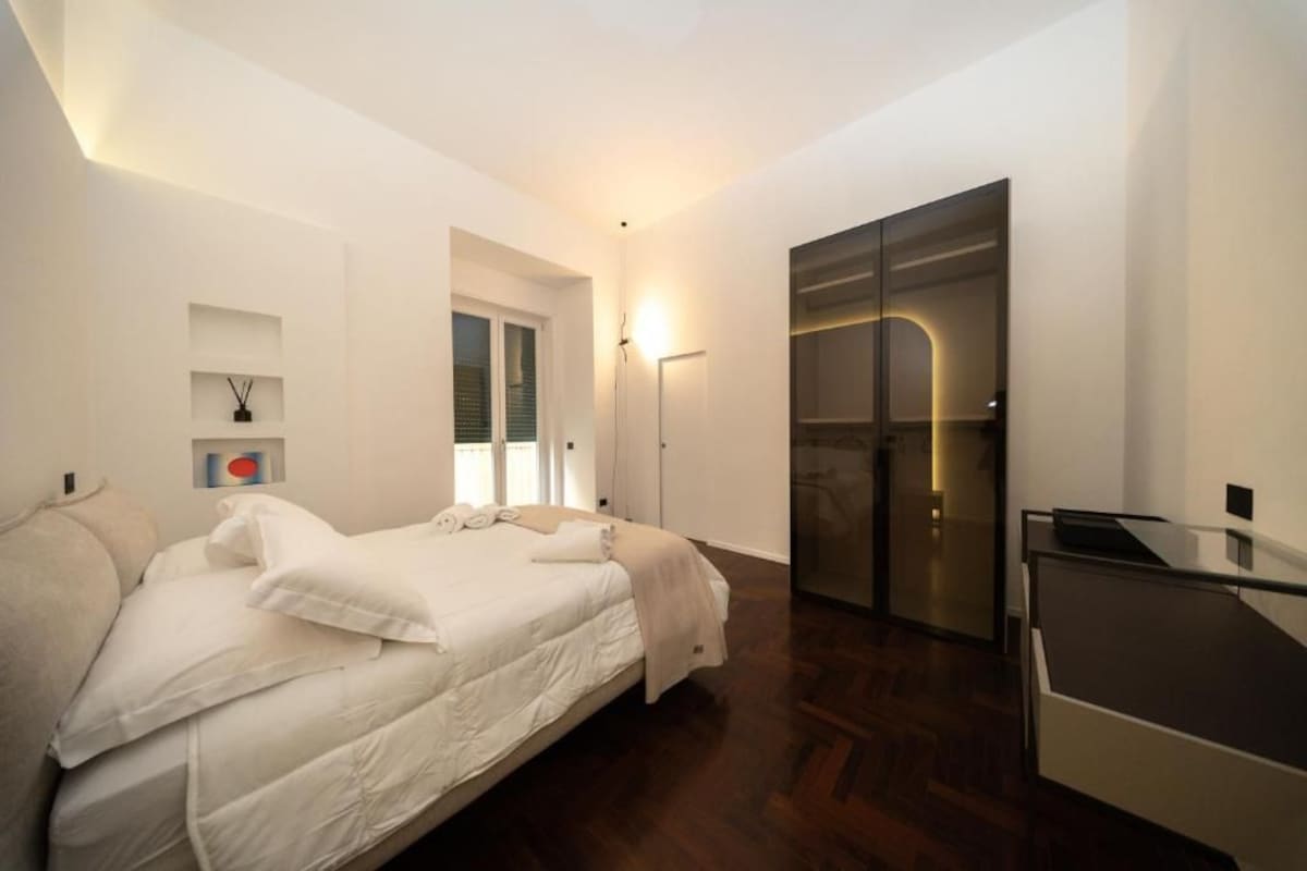 Quarto moderno com cama, escrivaninha e closet espaçoso.