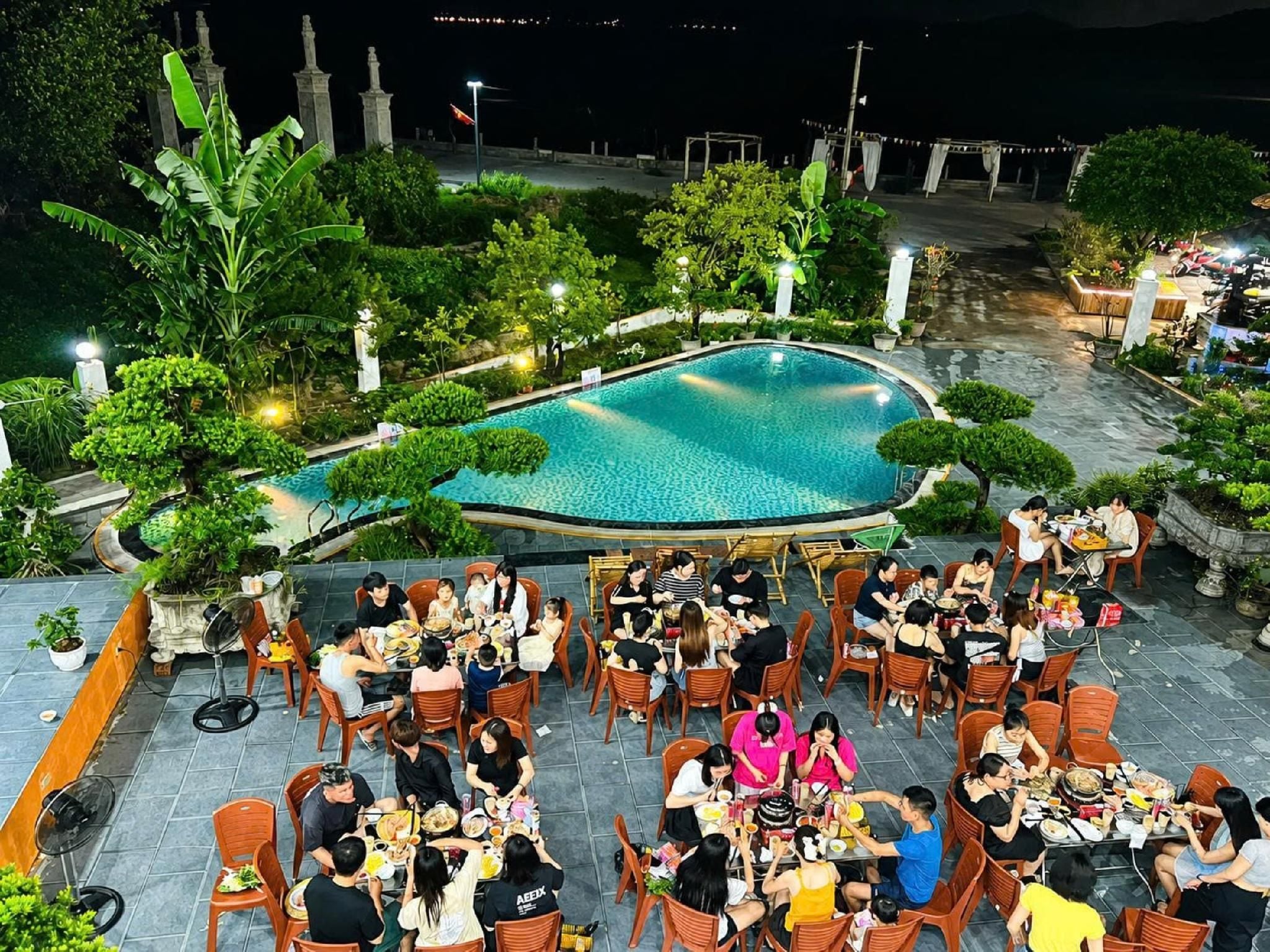 Restaurante à beira da piscina com área externa e piscina.