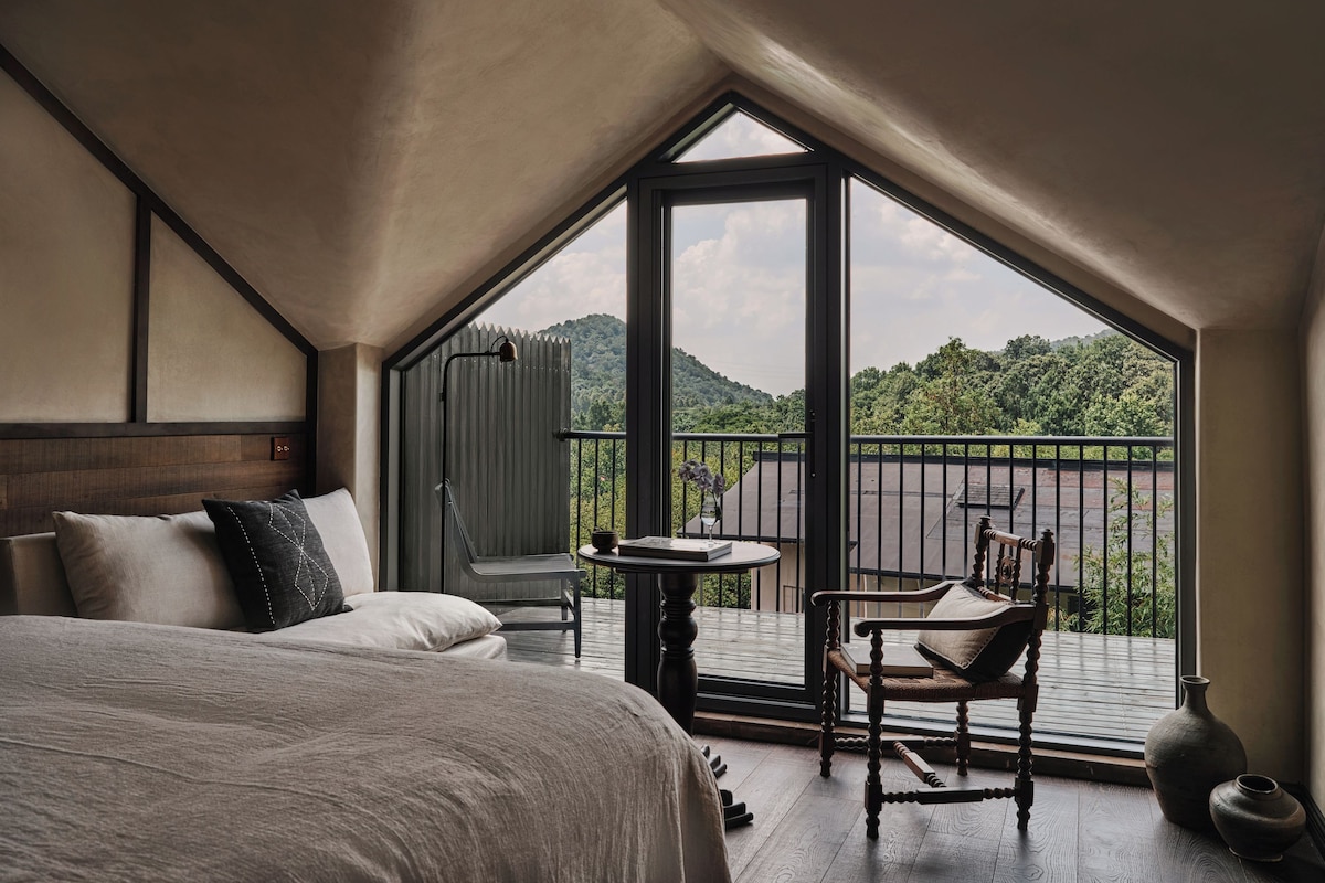 Quarto Clássico com Cama de Casal, vista para a colina | Vista do quarto
