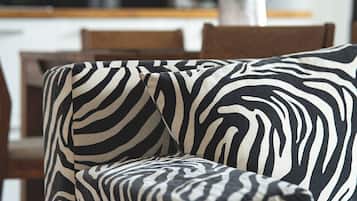Um sofá com estofamento estampado com zebras.