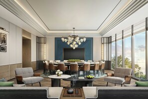 Uma sala de jantar moderna com uma mesa redonda, várias cadeiras e um lustre decorativo.