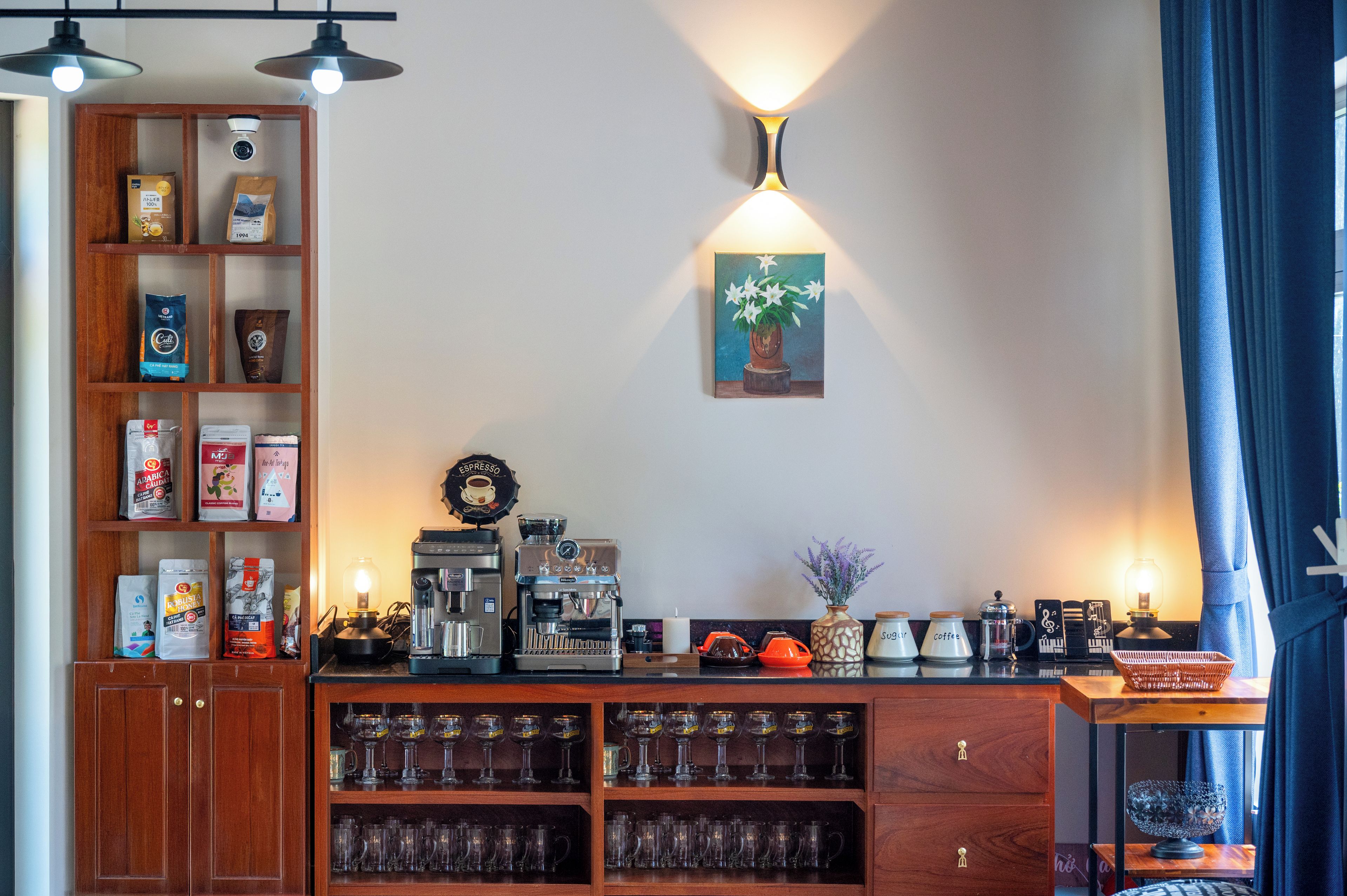 Café com máquina de café, máquina de expresso e diversos grãos de café e acessórios.