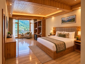 Um quarto espaçoso com uma cama grande, cabeceira de madeira, mesas de cabeceira, um criado-mudo e uma cadeira.