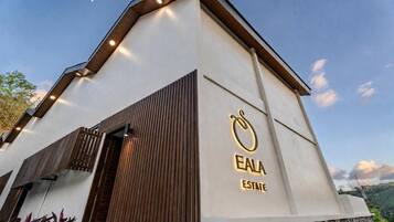 Um edifício moderno com um logotipo marcante e o nome 'EALA ESTATE' em sua fachada.