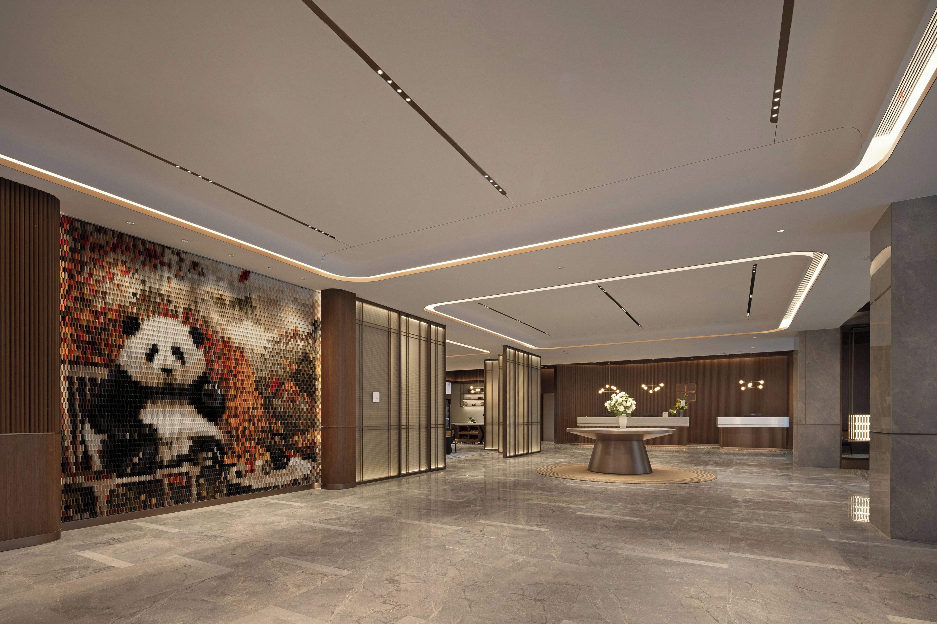 Um hall de hotel moderno com balcão de recepção, parede estampada e piso de mármore.