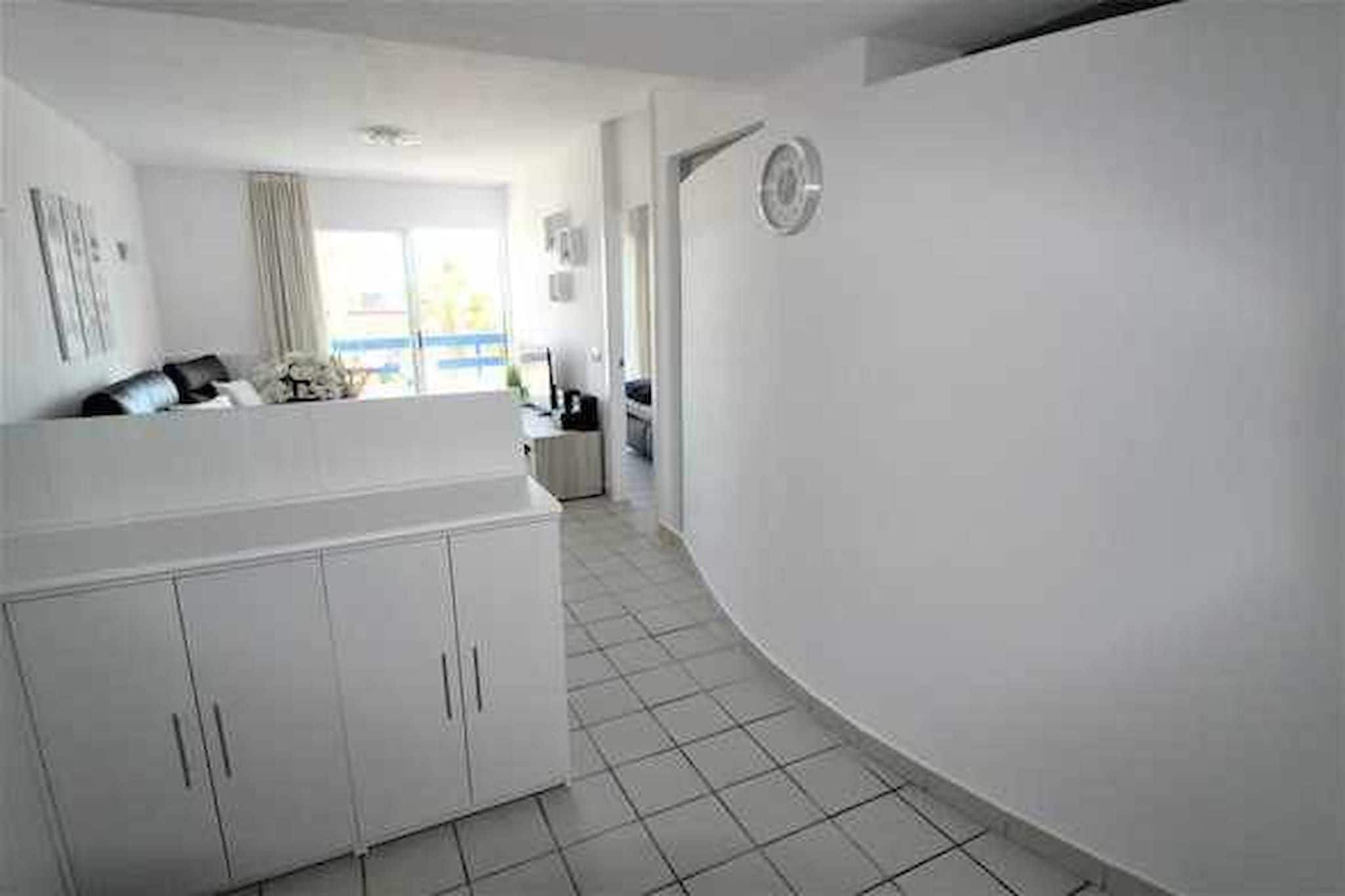 Interior moderno e claro, com cozinha, sala de jantar e sala de estar com vista.
