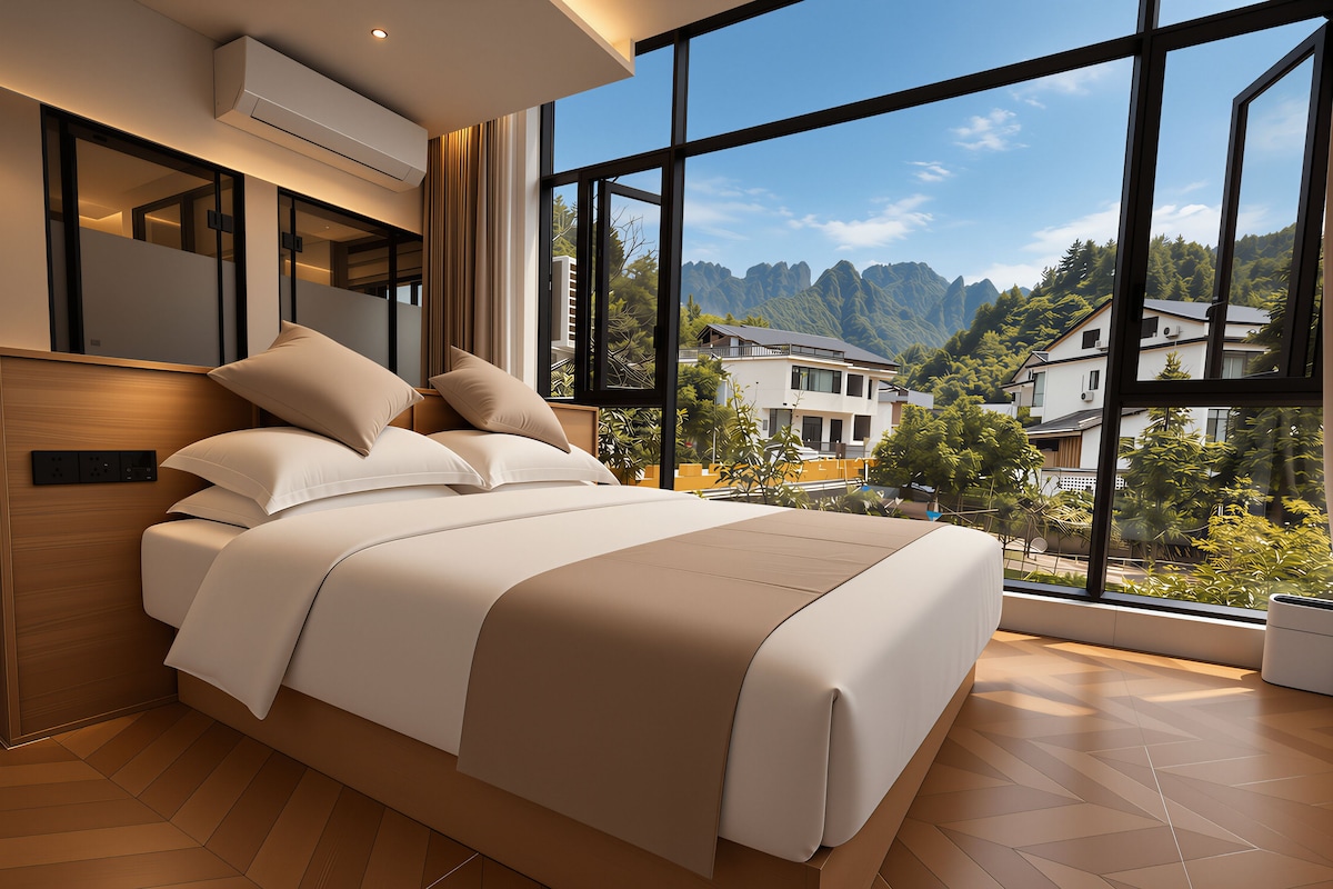 Quarto moderno com cama grande, armário embutido e vista para uma paisagem montanhosa através de amplas janelas.