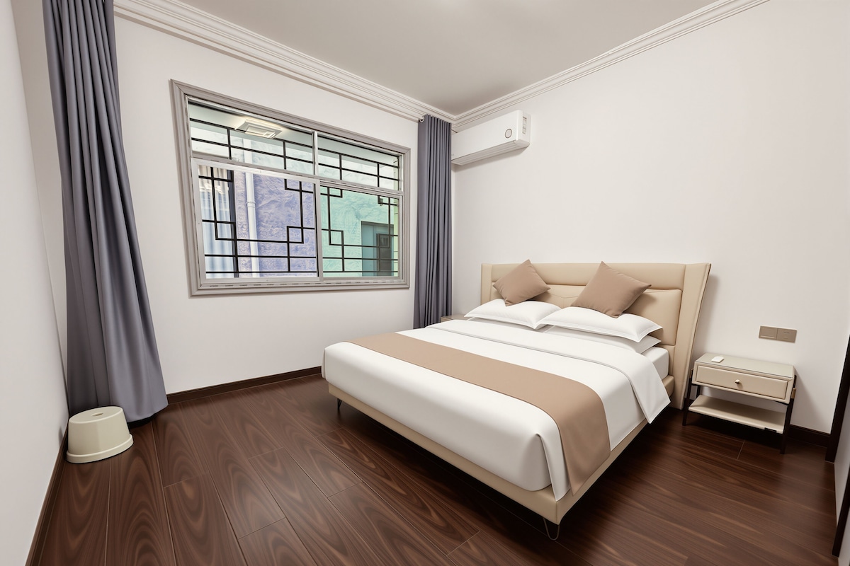 Quarto moderno com cama grande, mesa de cabeceira, janela com cortinas e ar condicionado de parede.