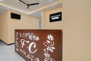 Corredor com placa indicando uma casa geminada com serviço.