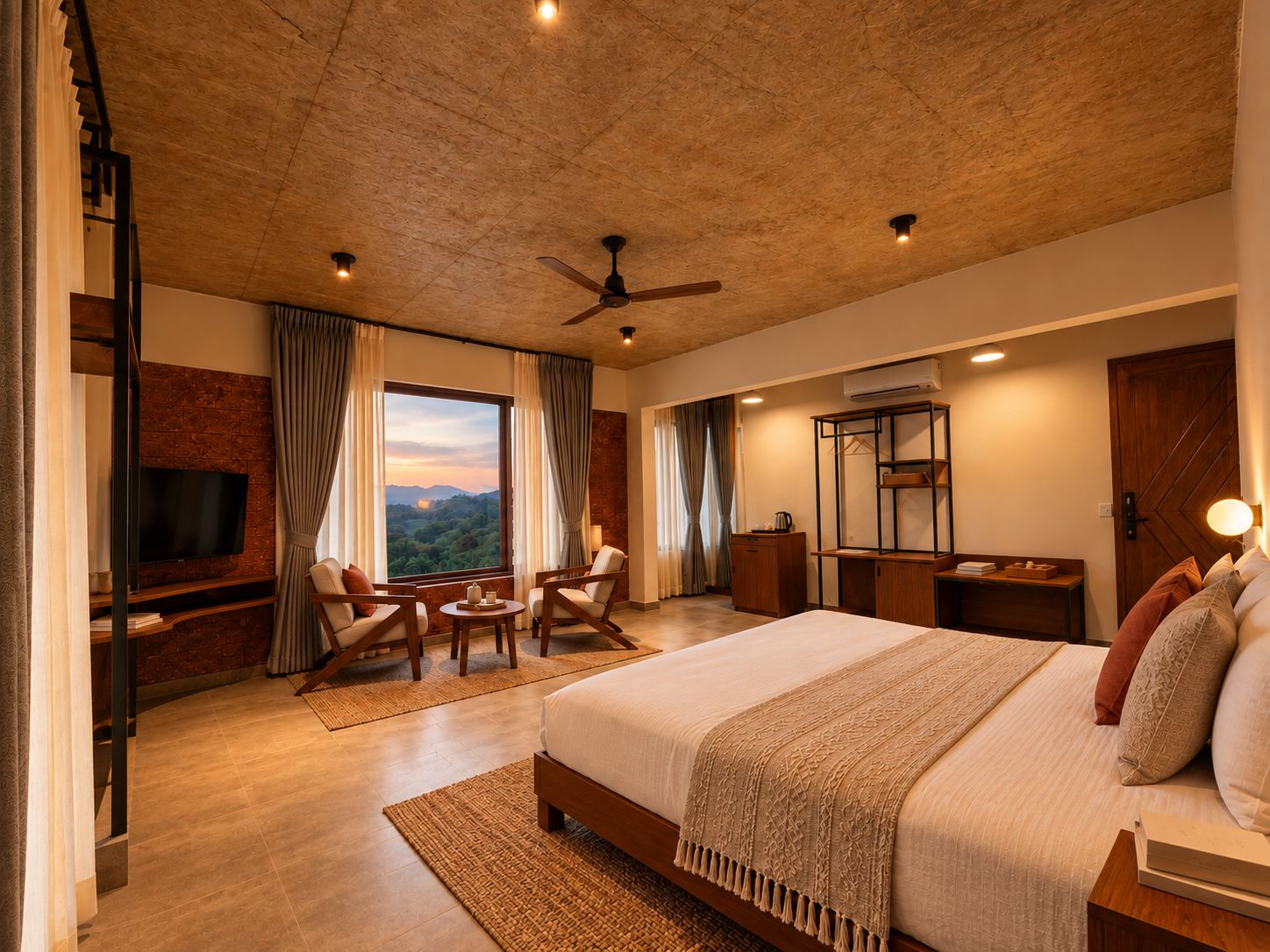 Quarto de hotel com uma cama grande, televisão, escrivaninha e vista para as montanhas.