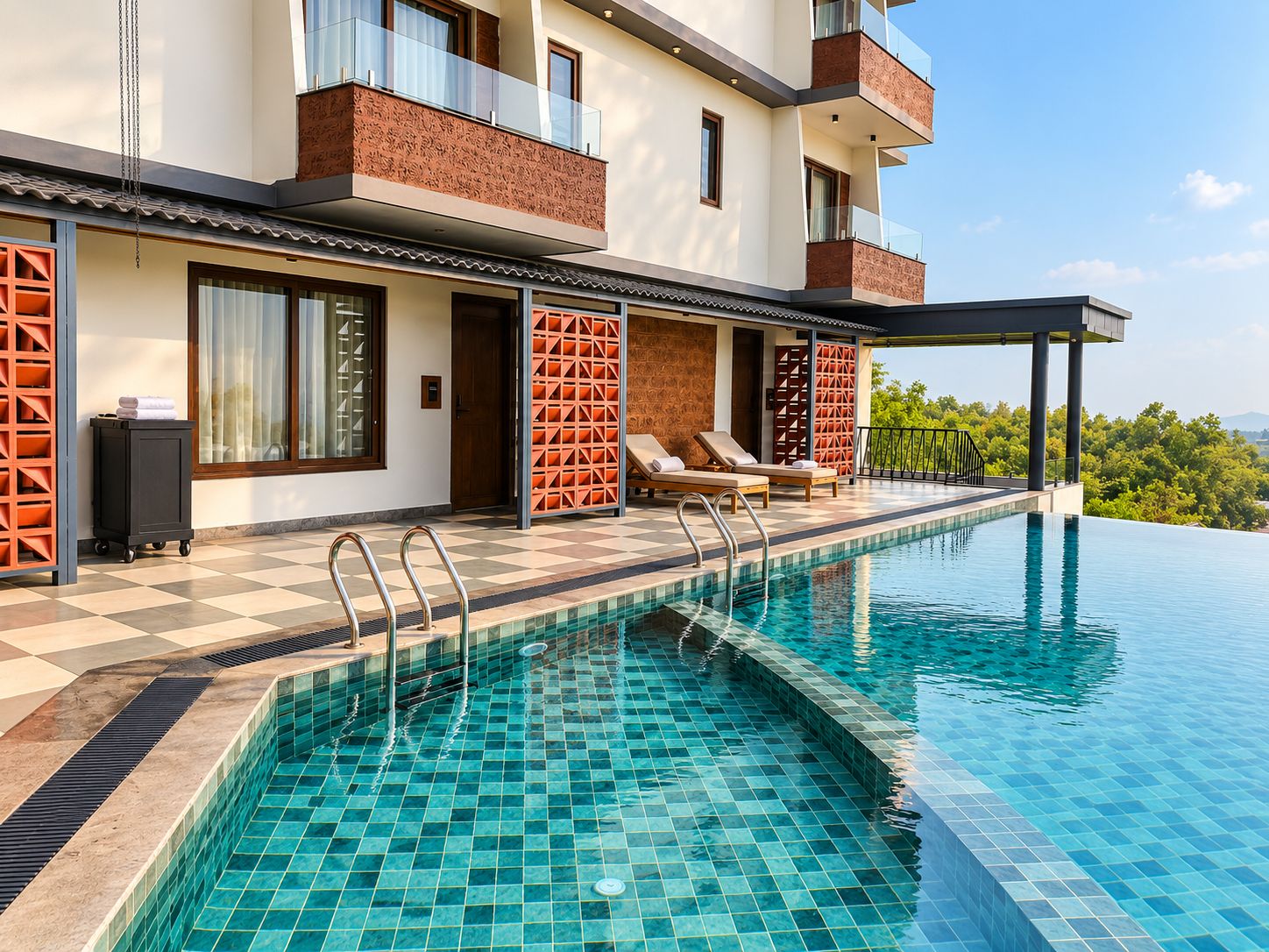 Um hotel moderno com piscina, área de estar externa e vista para a paisagem.