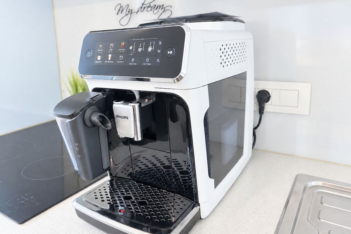Máquina de café com interface digital e reservatório de água.