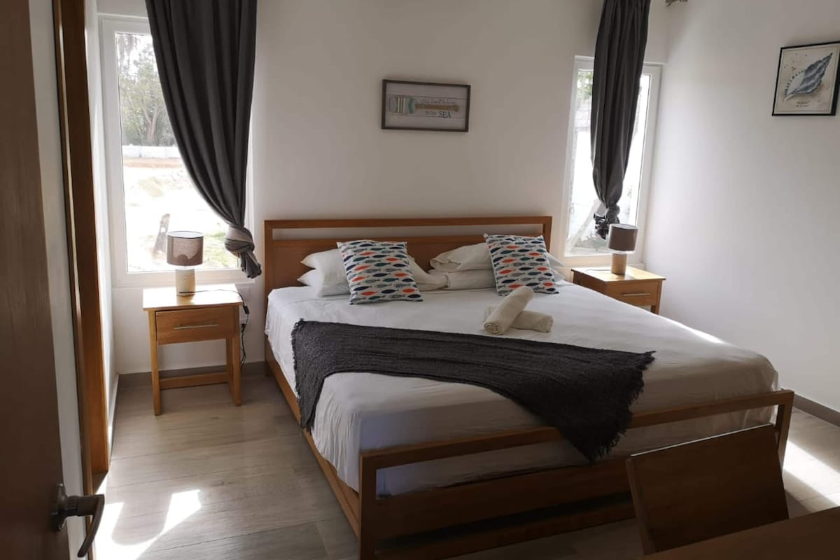 Apartamento Deluxe, 1 cama king-size e sofá-cama, varanda, vista para a piscina | Cofre no quarto, cortinas/cortinados opacos, quartos insonorizados 