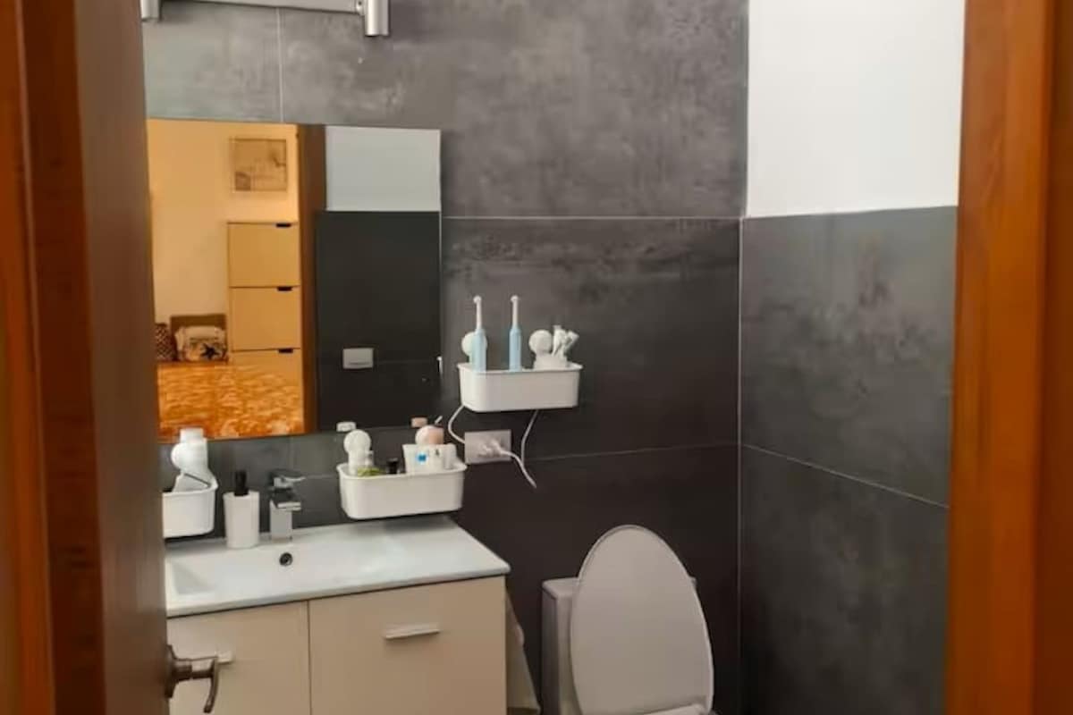 Apartamento Deluxe, 1 cama king-size e sofá-cama, pátio, vista para a piscina | Casa de banho