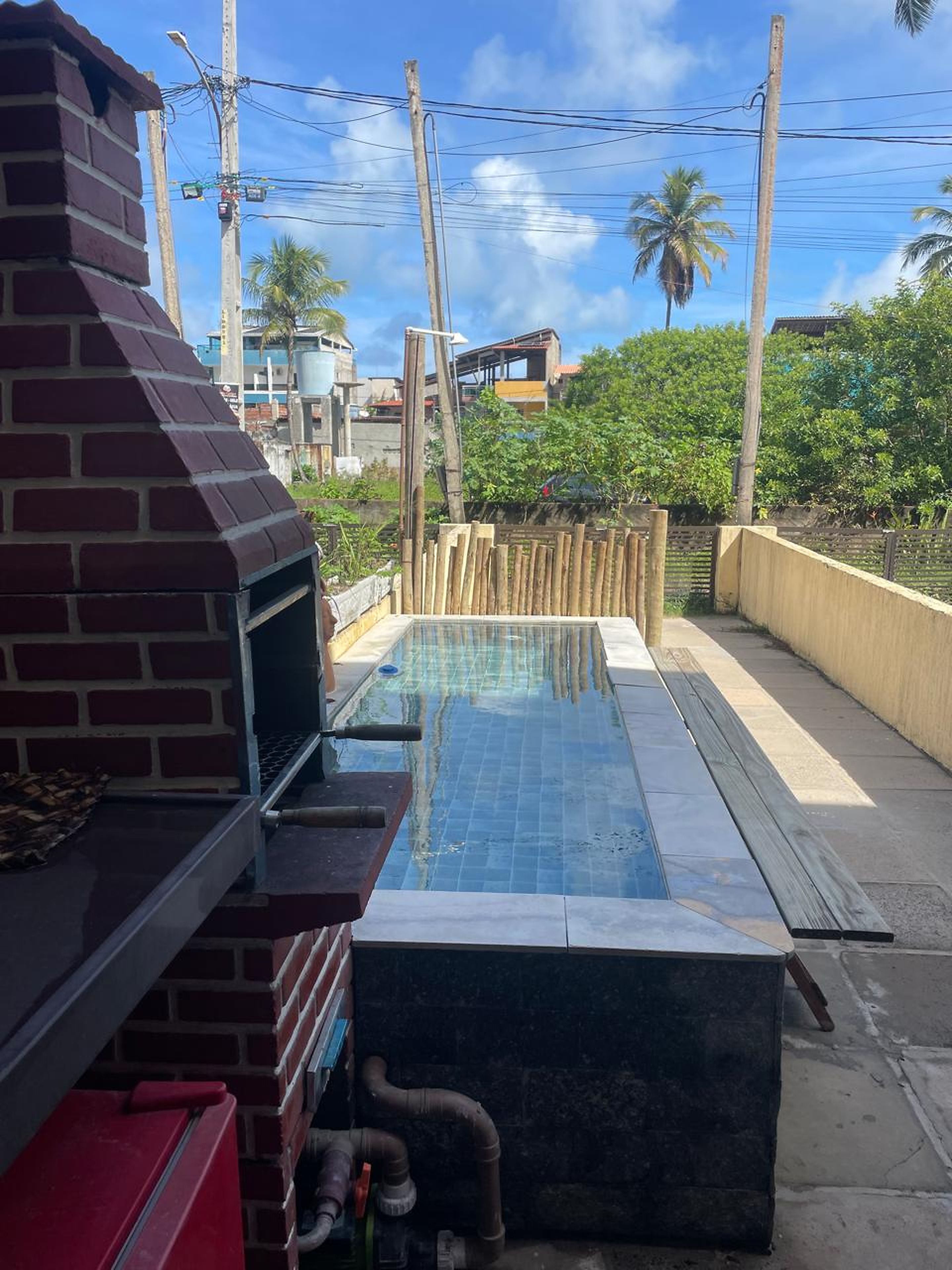 Piscina com estrutura de tijolos e sistema de filtragem de água.