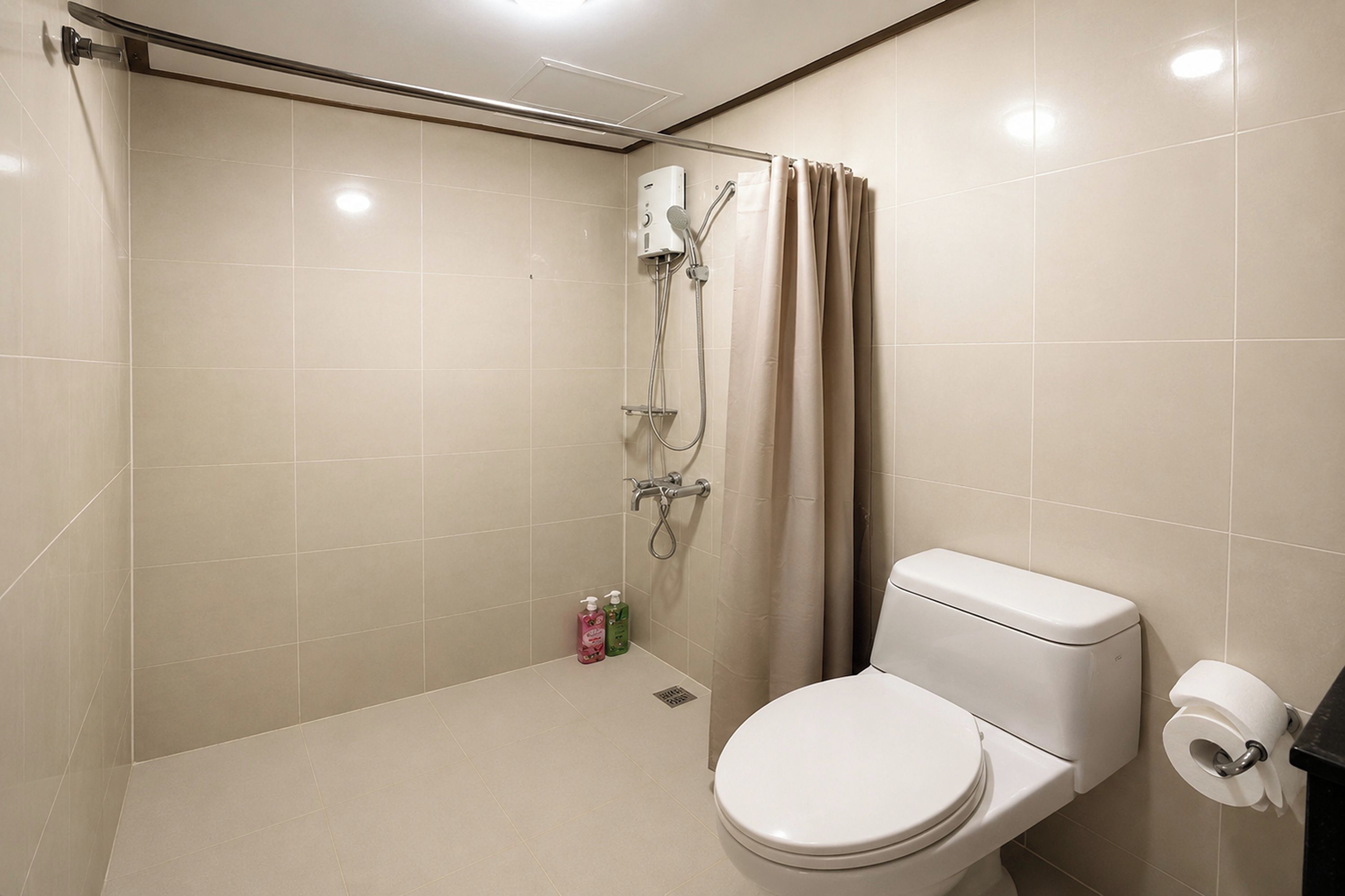 Casa de banho com sanita, chuveiro e suporte para papel higiénico.