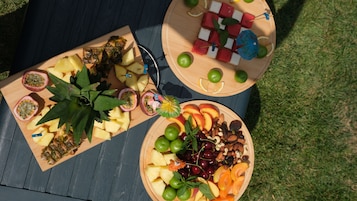Uma mesa de madeira com diversas frutas e nozes dispostas sobre ela.