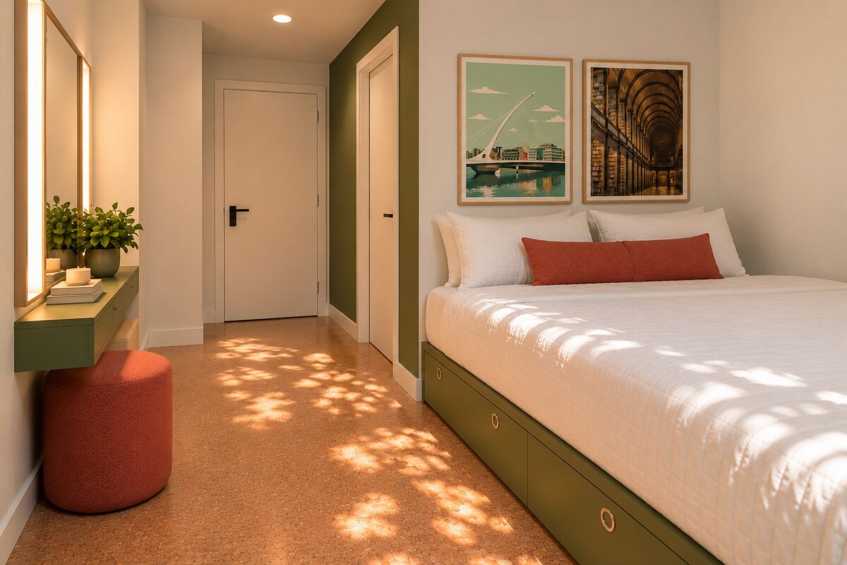 Quarto com uma cama, uma mesa de cabeceira com uma planta, um espelho e duas imagens emolduradas na parede.