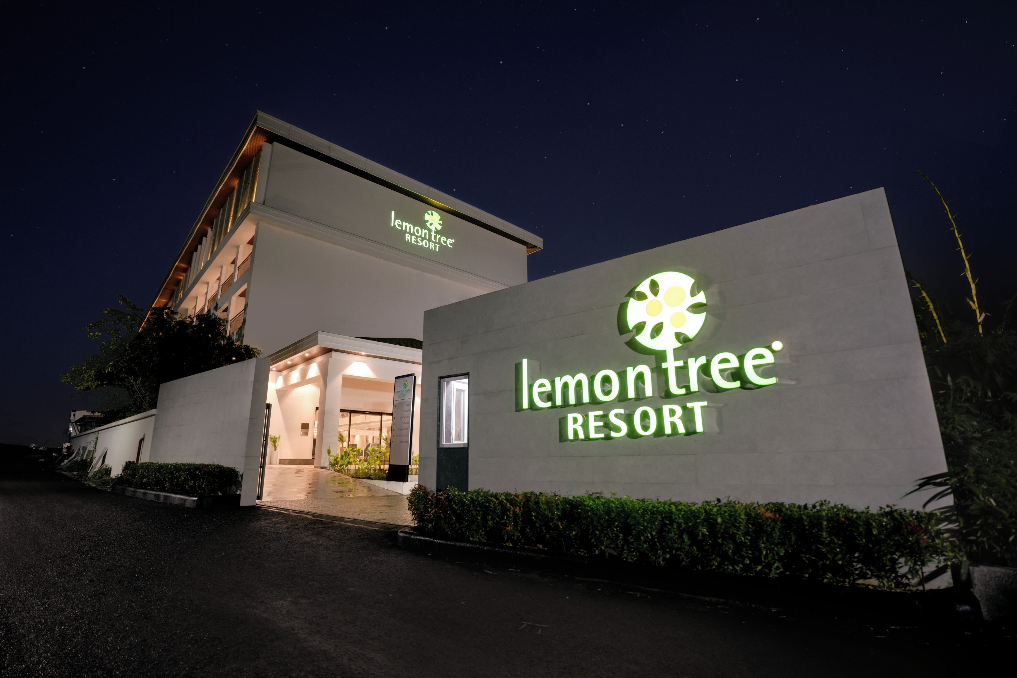 Um edifício moderno com uma placa indicando 'lemon tree RESORT'.